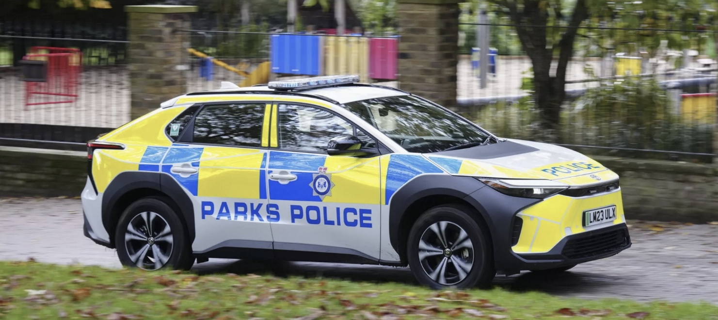 Banditterne får et forspring – engelsk politi skal køre elektrisk Toyota