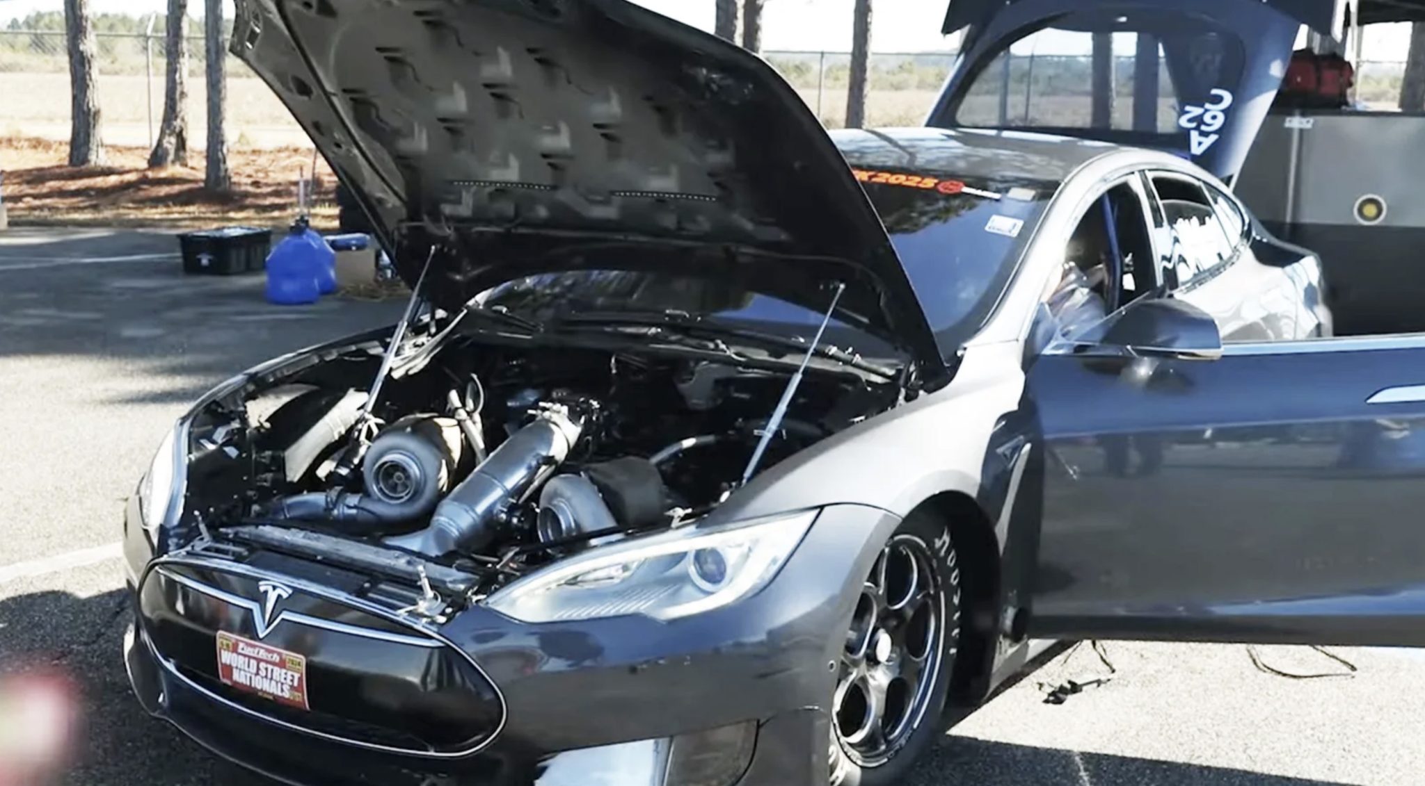 Verdens hurtigste Tesla har en 9,3-liters V8-motor
